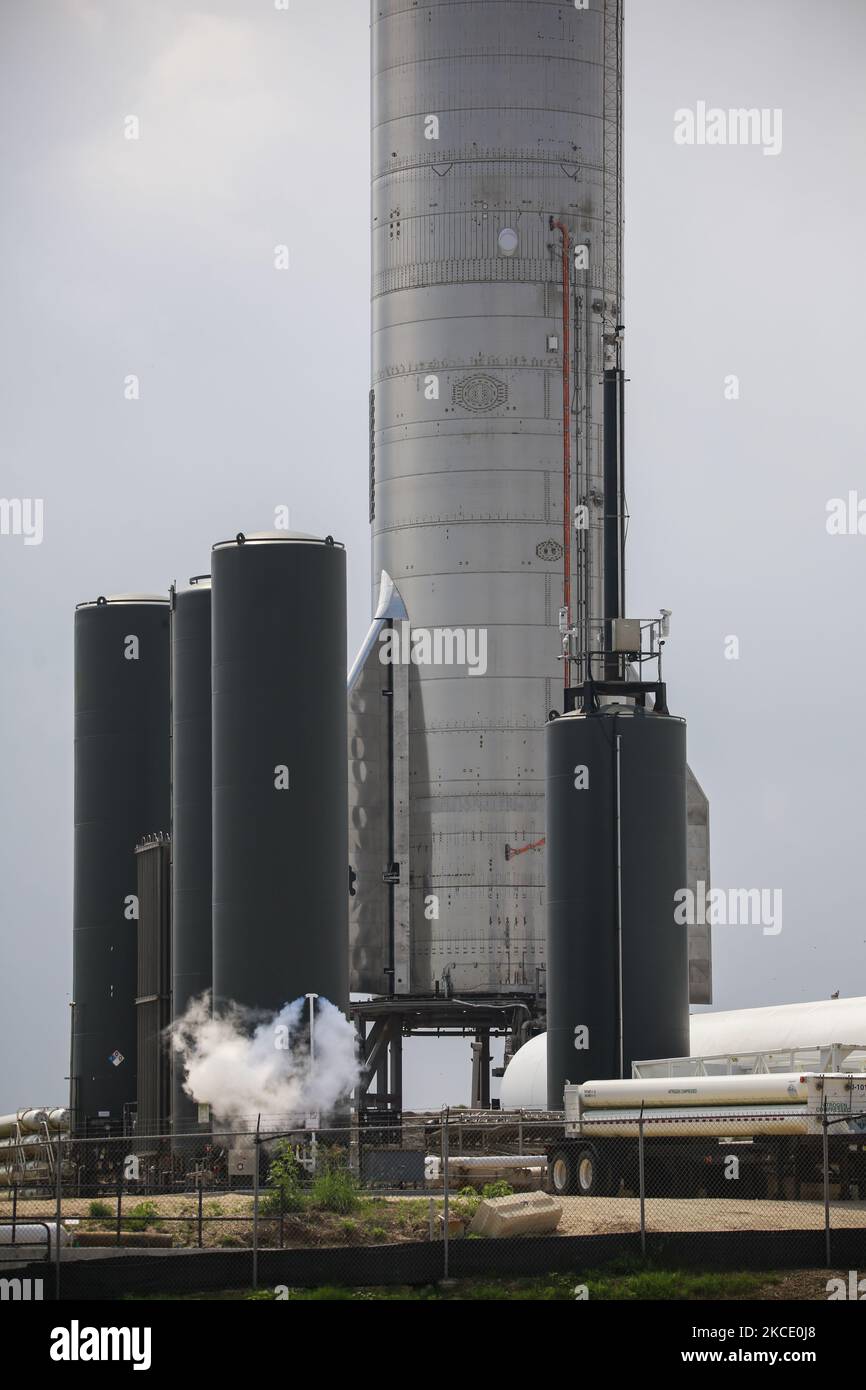 SpaceX Starship SN15 with its fins untied and open on May 4th, 2021, in ...