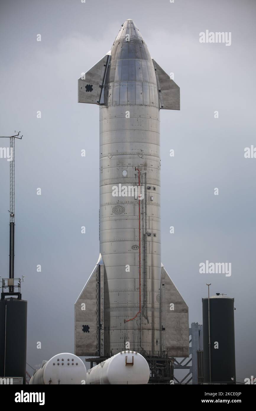 SpaceX Starship SN15 with its fins untied and open on May 4th, 2021, in ...