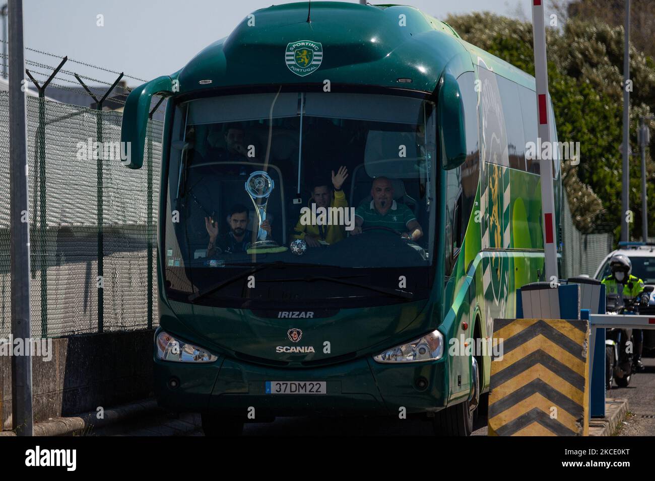 The Futsal Sporting CP bus arrives at Figo Maduro Airport with the Cup ...