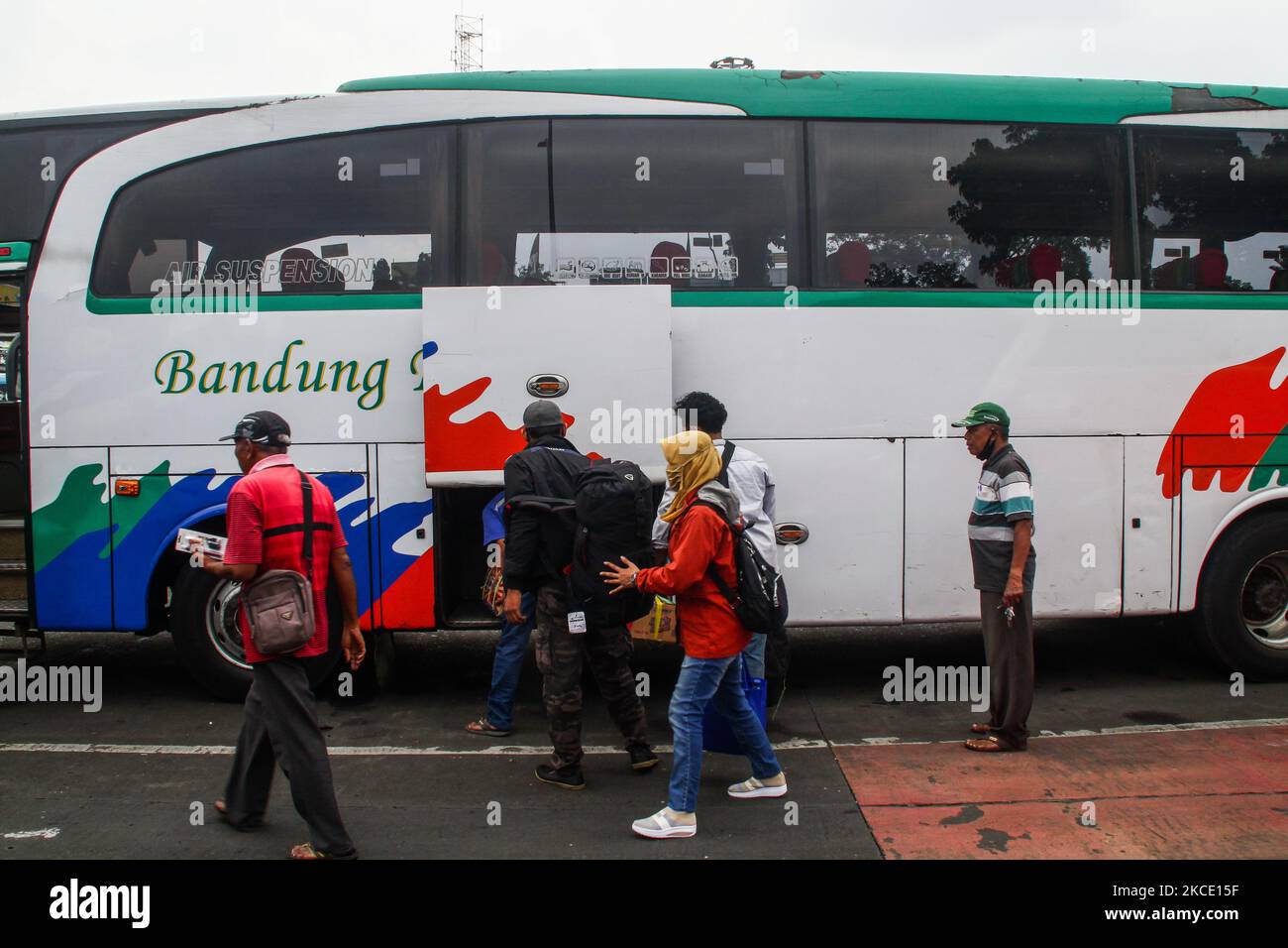 6 wheel bus hi-res stock photography and images - Alamy