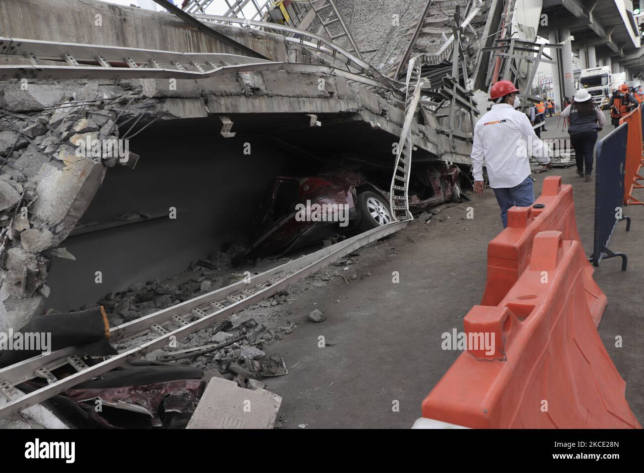 Emergency work zone after a column collapsed on the night of May 3 ...