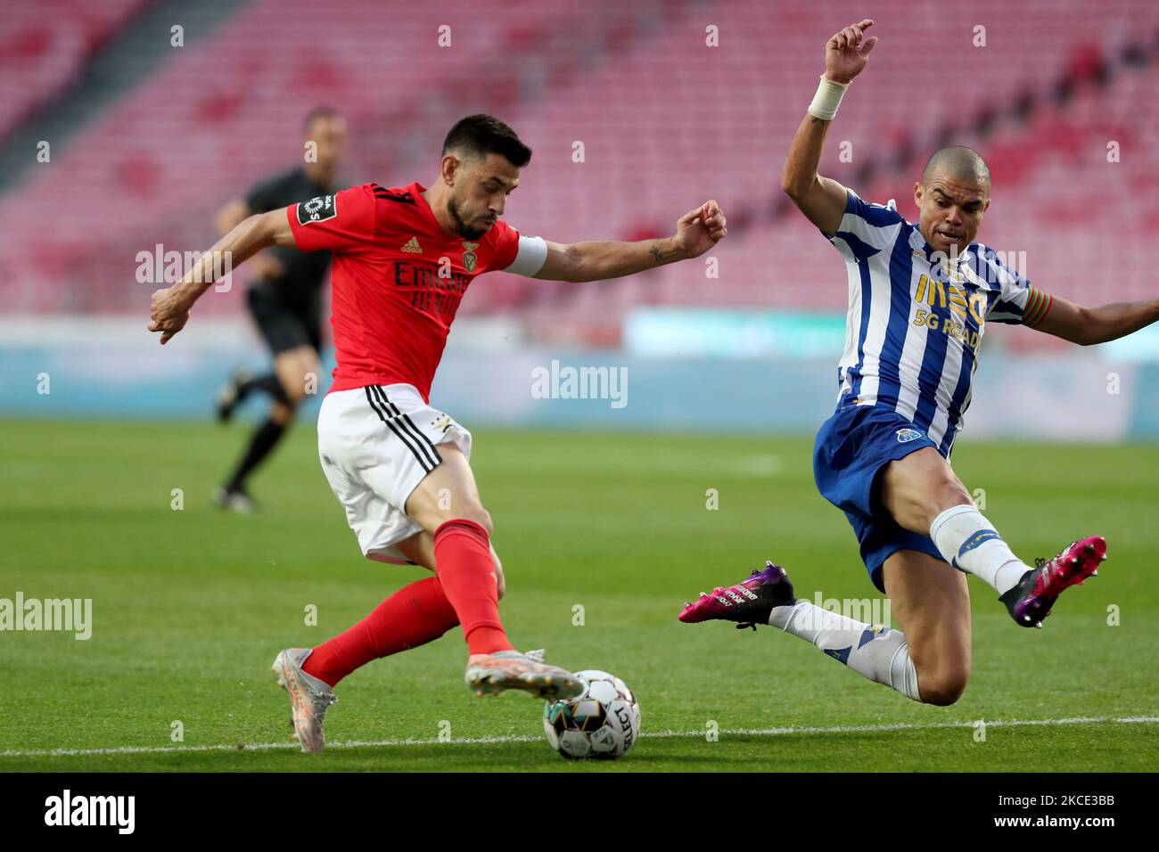 Pizzi of SL Benfica (L) vies with Pepe of FC Porto during the ...