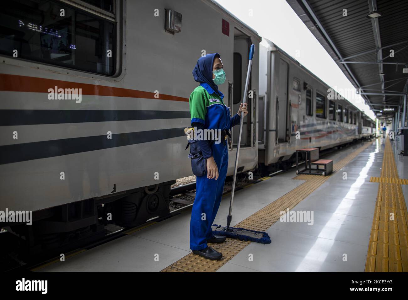 Woman train cleaning service ready hi-res stock photography and images ...