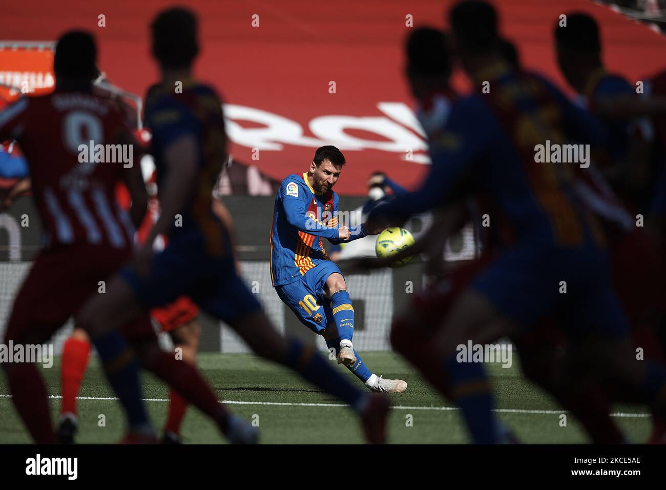 Lionel messi of barcelona shooting hi-res stock photography and images ...