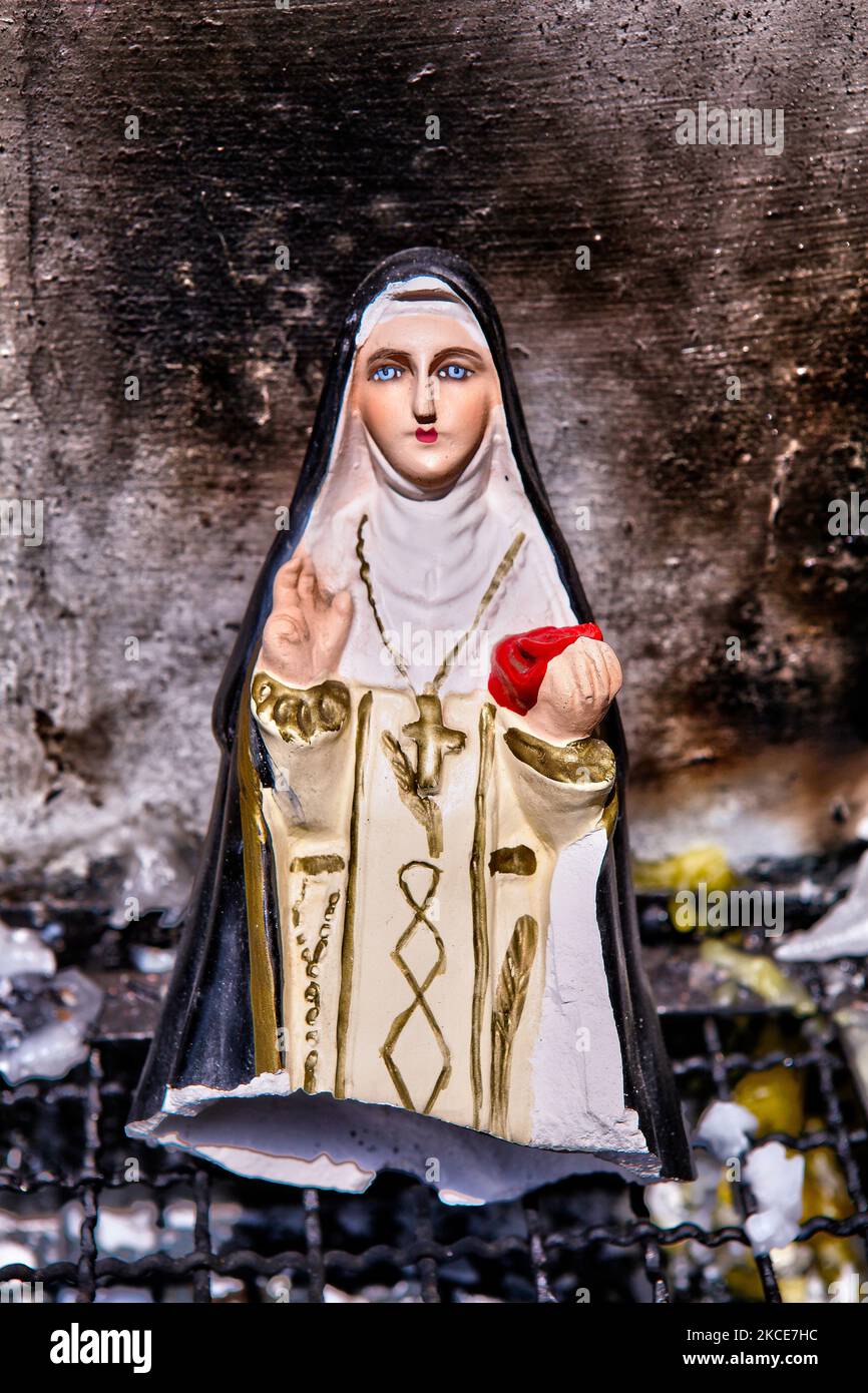 Broken statue jesus virgin mary statue hi-res stock photography and ...