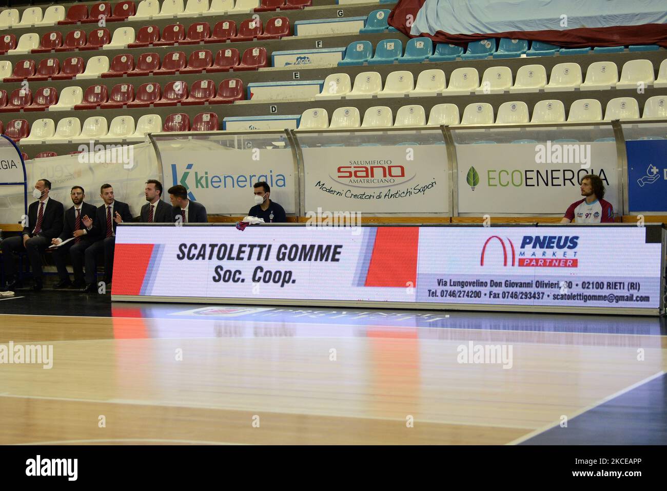 Empty bench basketball court hi-res stock photography and images - Alamy