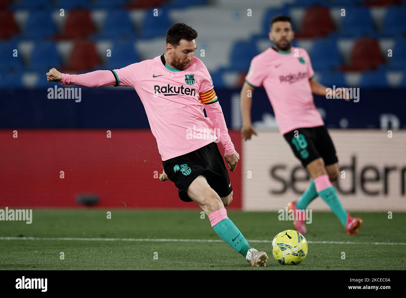 Lionel messi of barcelona shooting hi-res stock photography and images ...