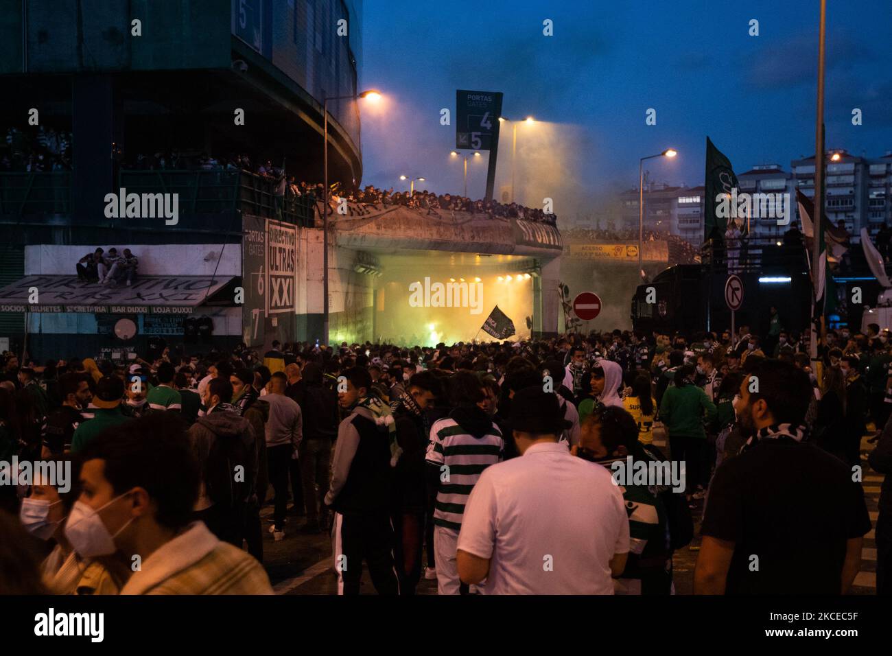 Sporting football team and thousands of fans celebrate the Portuguese ...