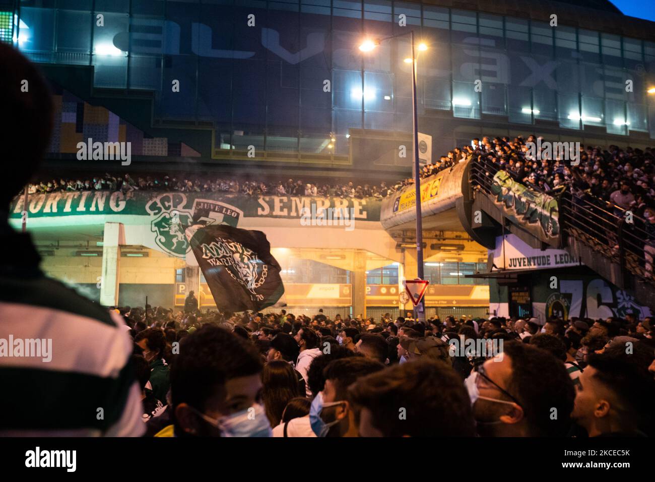 Sporting football team and thousands of fans celebrate the Portuguese ...