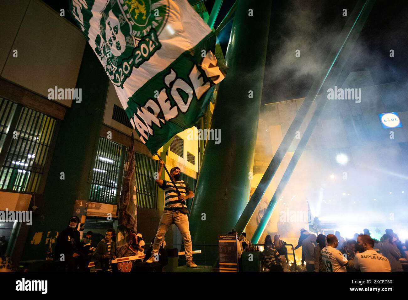 Sporting football team and thousands of fans celebrate the Portuguese ...