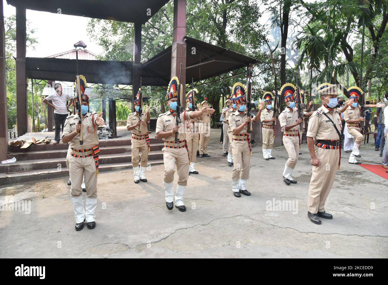 Police giving the Guard of Honour to to eminent littreteur Homen ...
