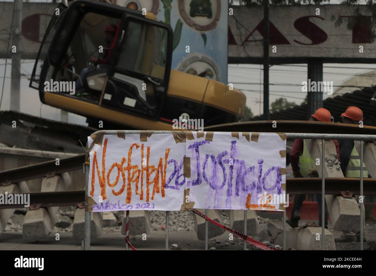 Emergency work and debris removal at ground zero between Tezonco and ...