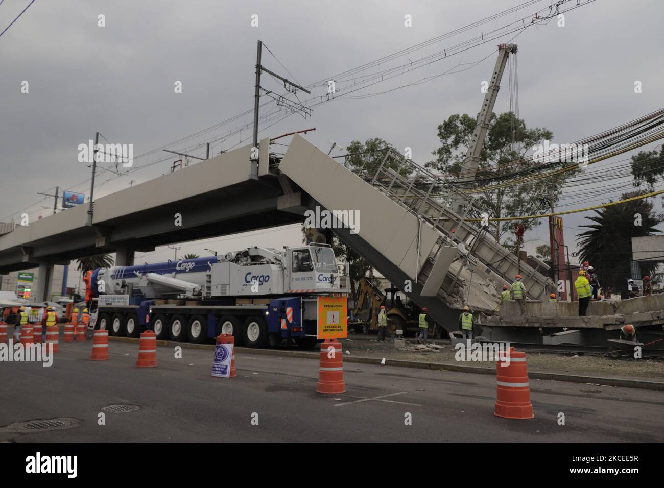 Emergency work and debris removal at ground zero between Tezonco and ...
