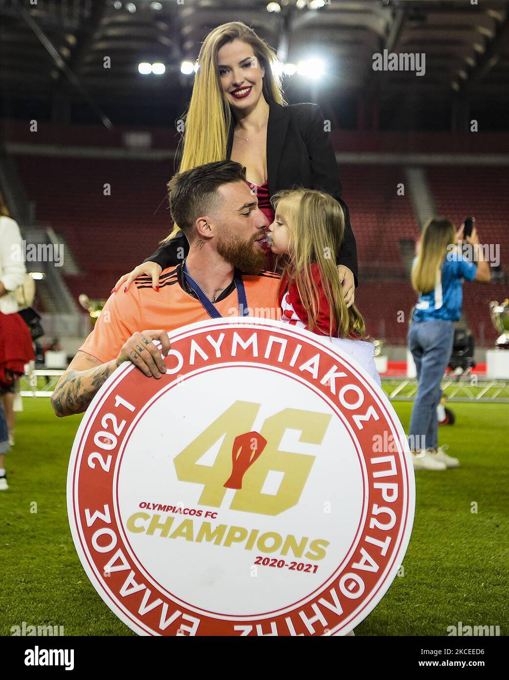 Olympiacos' Jose Sa with his wife and his daughter react after ...