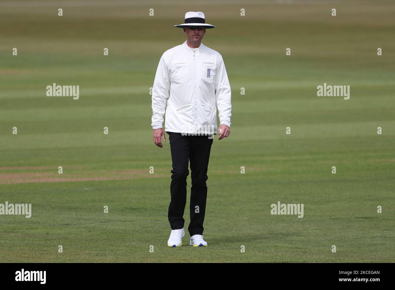 Michael gough cricket umpire hi-res stock photography and images - Alamy