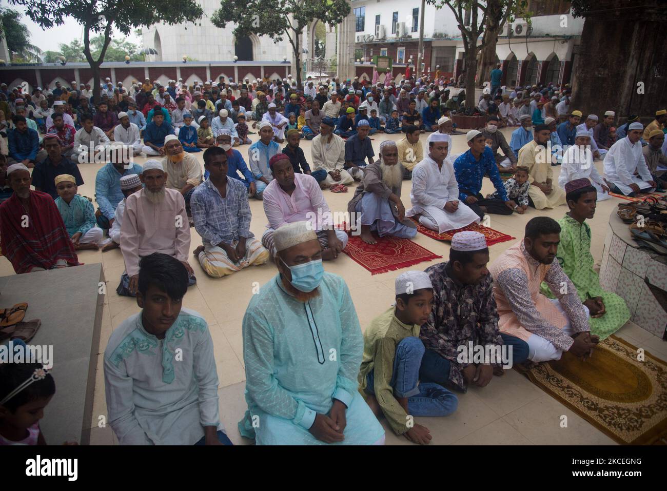 Muslims are praying without following health safety rules on the day of ...