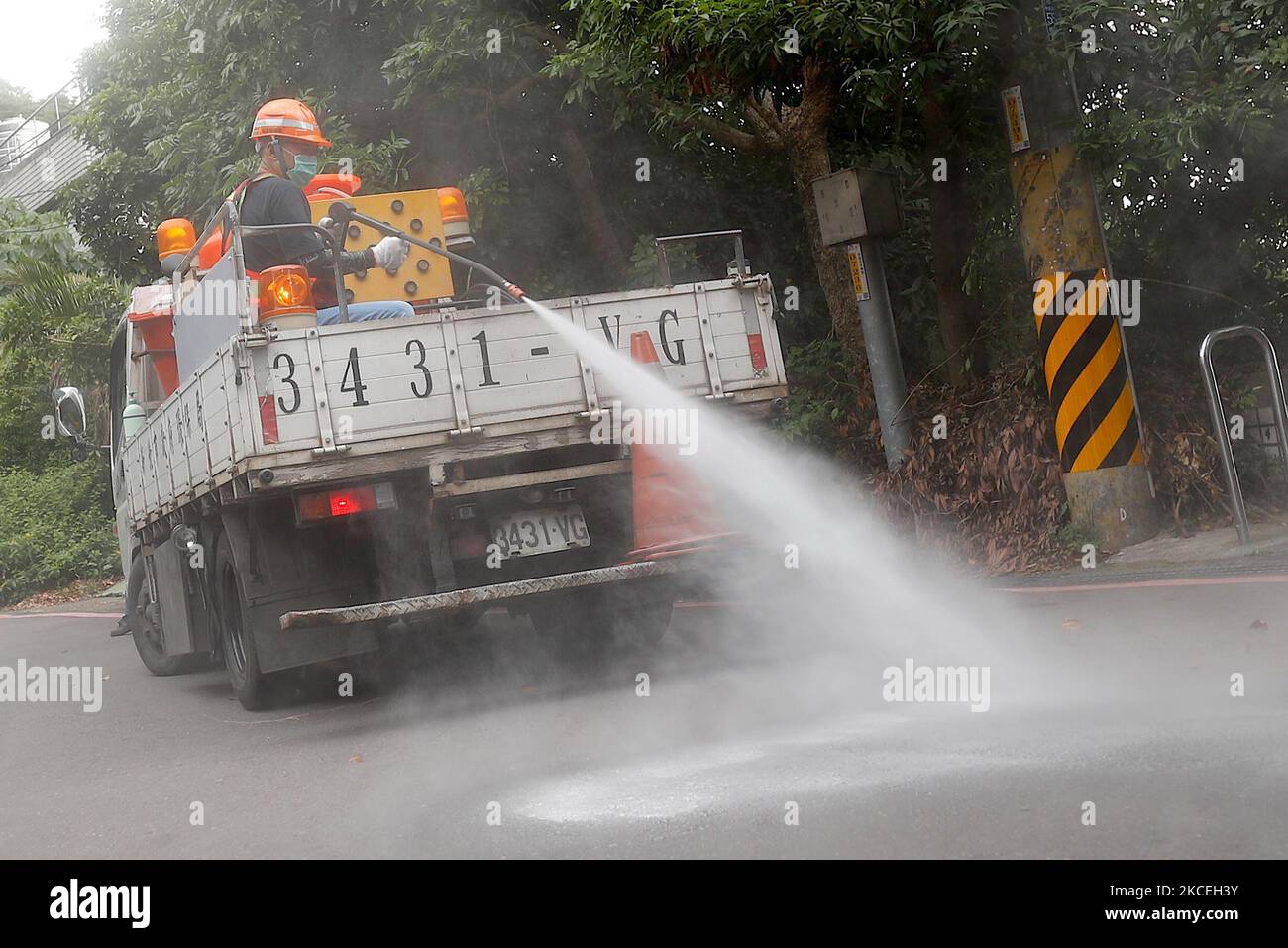 Cleaning team sanitizes, disinfects areas in New Taipei while citizens ...