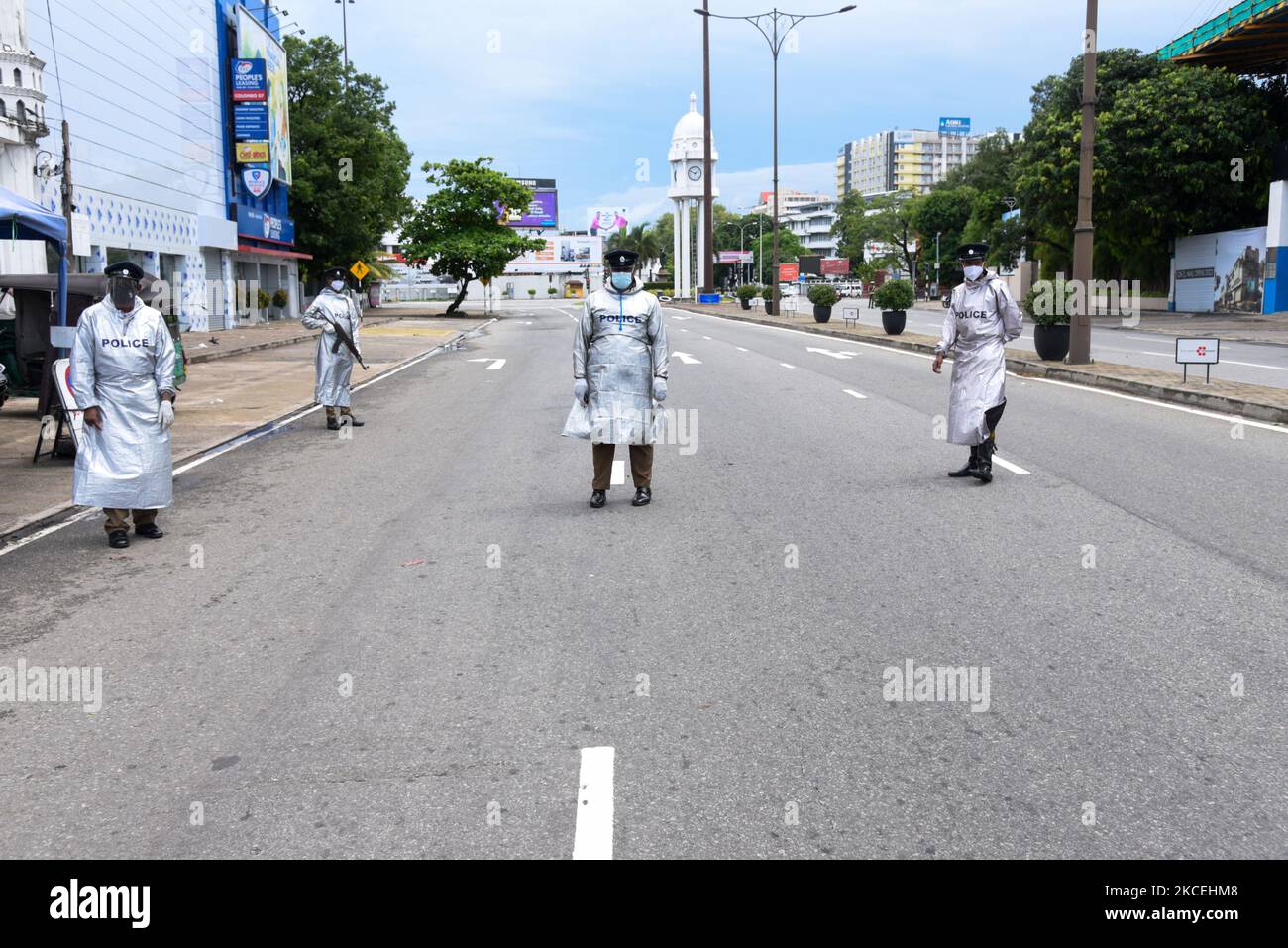 Sri lankan police soldiers hi-res stock photography and images - Alamy