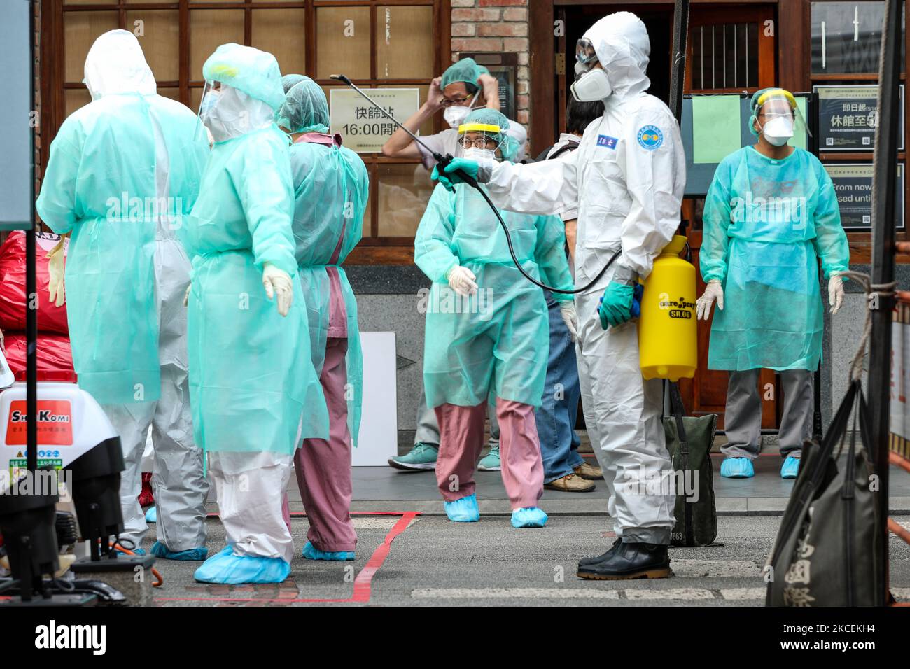 Taiwan Medical Staff in decontamination process while Testing people ...