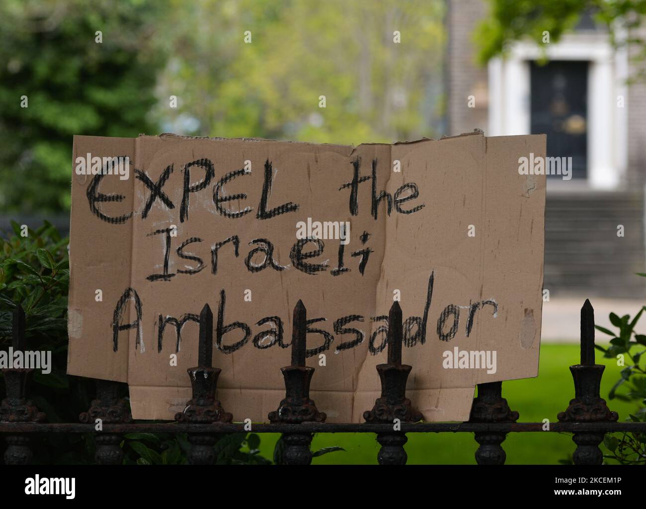 Placard left pro palestinian hi-res stock photography and images - Alamy