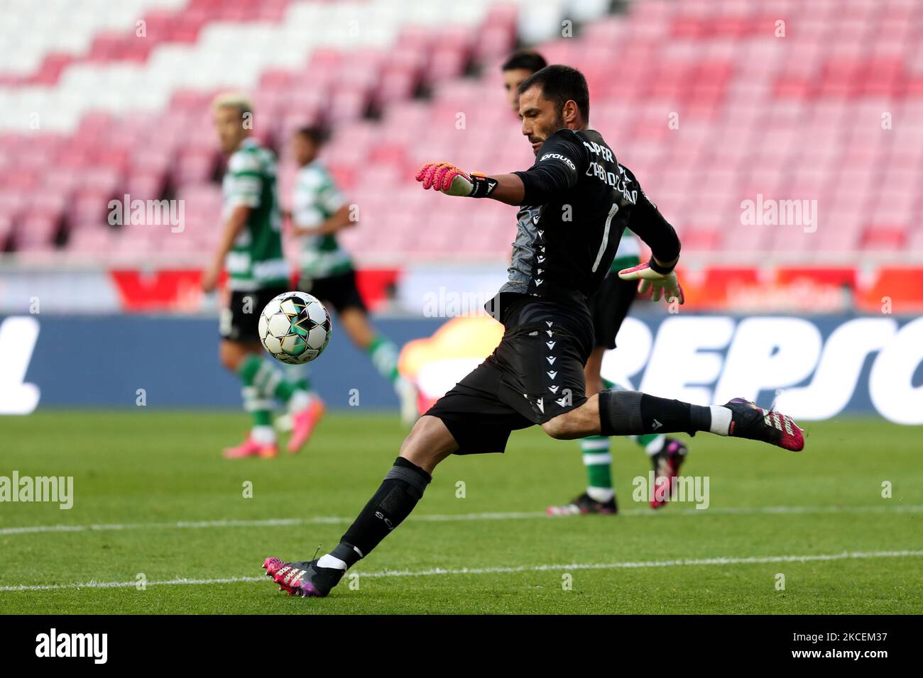 Sportings goalkeeper antonio adan hi-res stock photography and images ... Sportings goalkeeper antonio adan hi-res stock photography and images ...