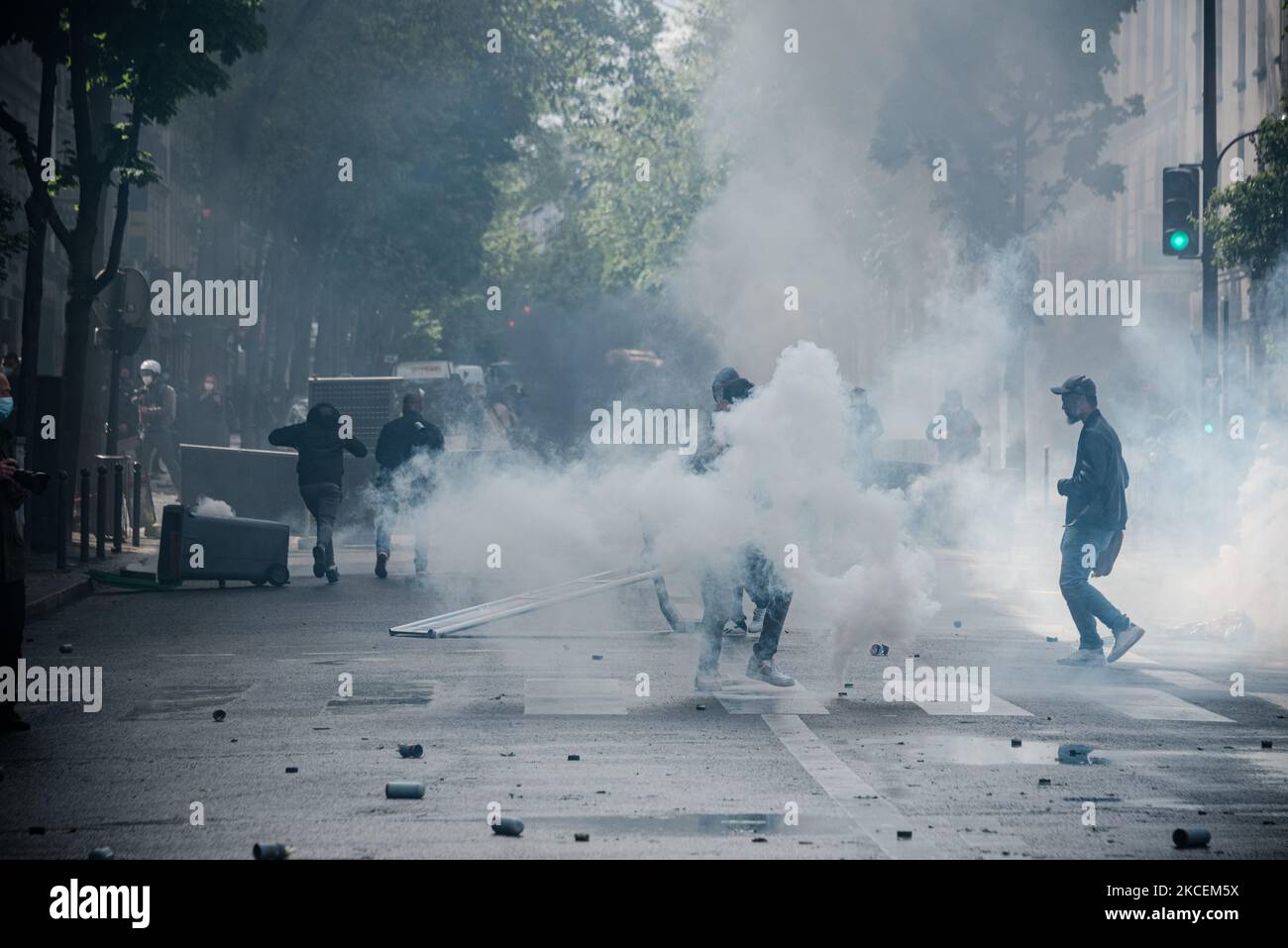 Pro-Palestinians demonstrators were repulsed by the police using tear ...