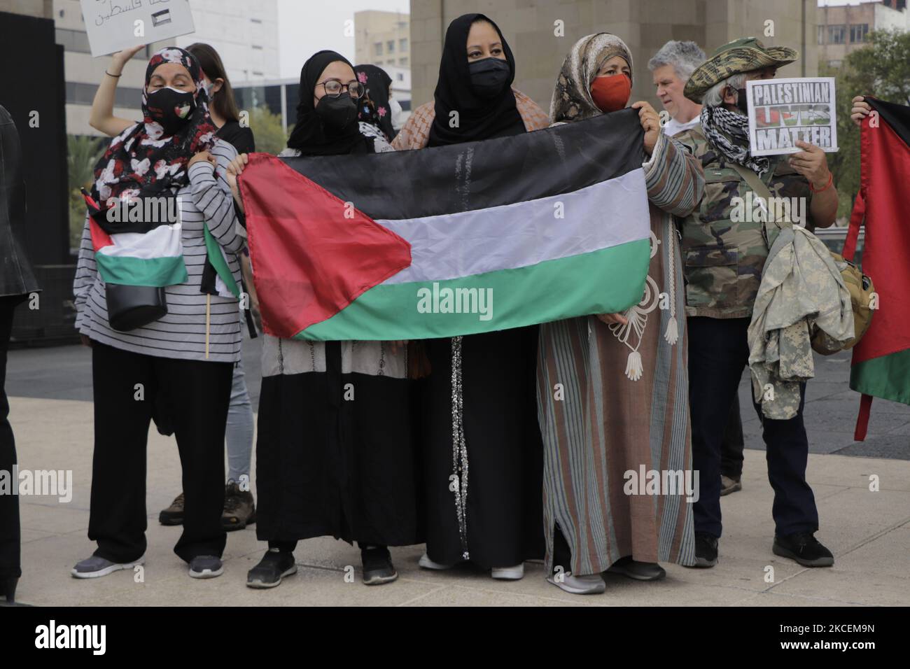 Members of the Palestinian community in Mexico protest at the Monumento ...