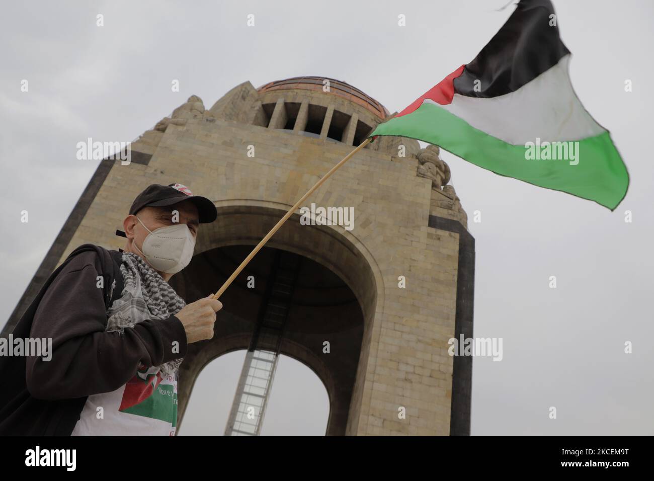 Members of the Palestinian community in Mexico protest at the Monumento ...