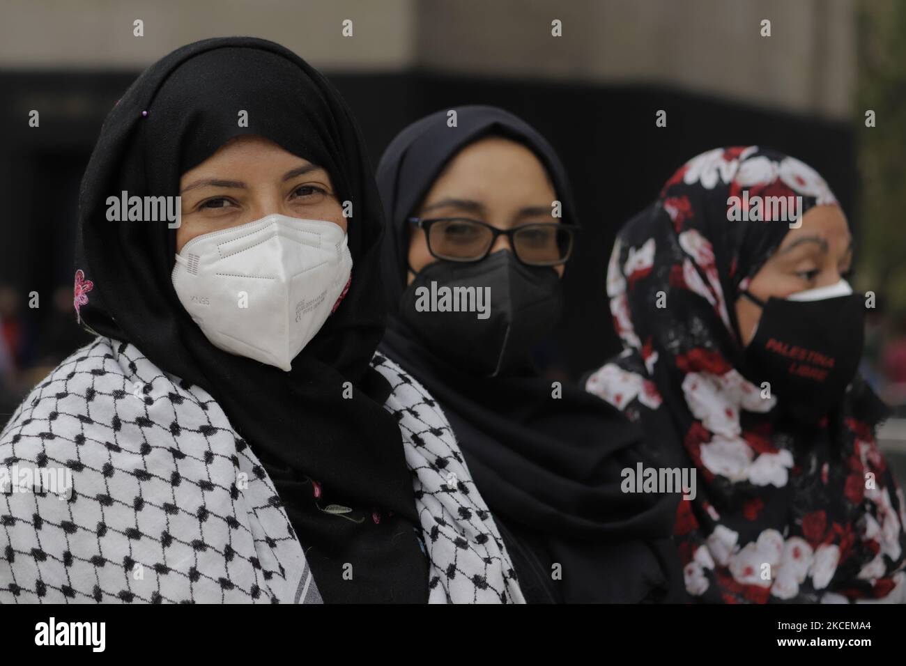Members of the Palestinian community in Mexico protest at the Monumento ...