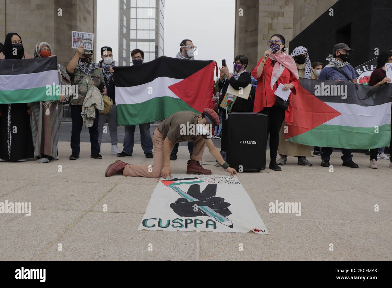 Members of the Palestinian community in Mexico protest at the Monumento ...
