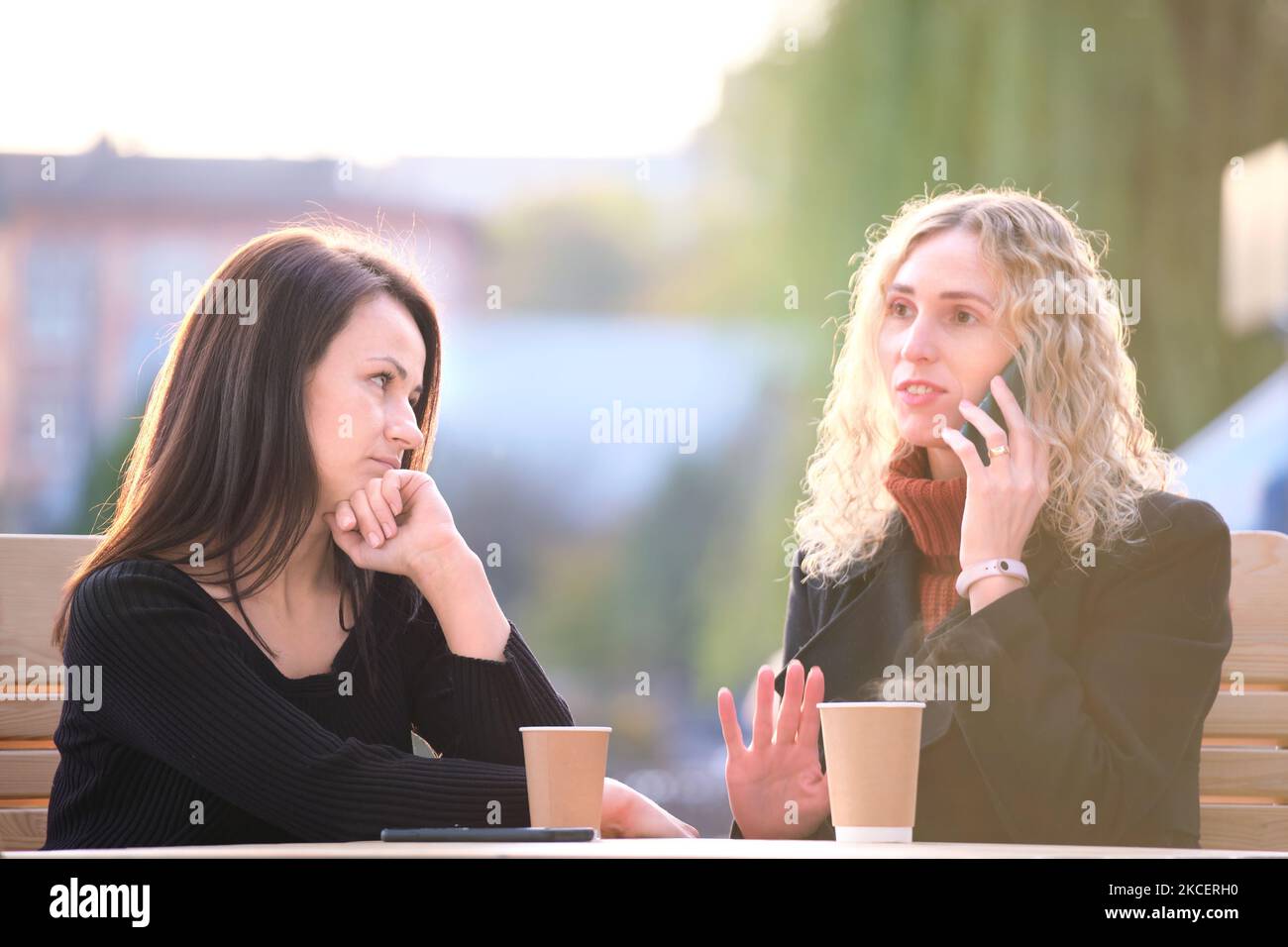 Person ignoring friends phone hi-res stock photography and images - Alamy