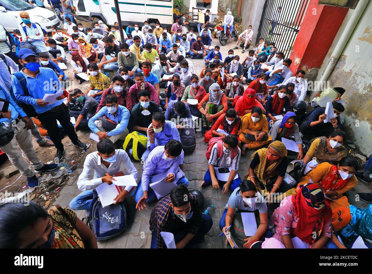 Urgent temporary basis hi-res stock photography and images - Alamy