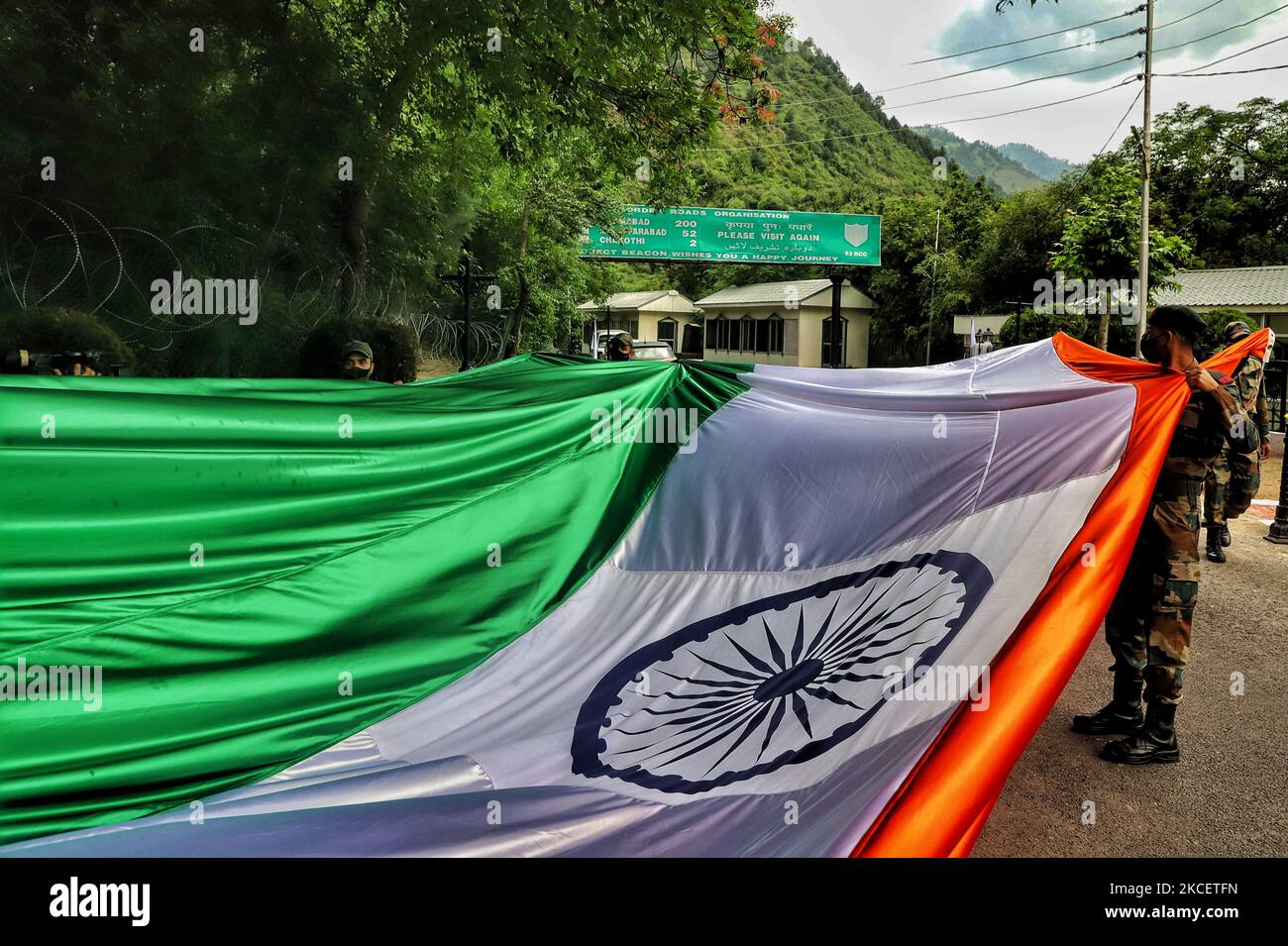 Indian Army Preparing to Install a 60 Feet Long Indian National Flag ...