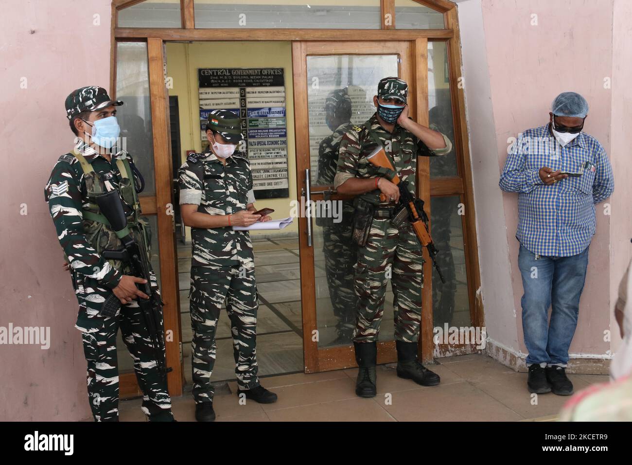 Paramilitary personnel stand hi-res stock photography and images - Alamy