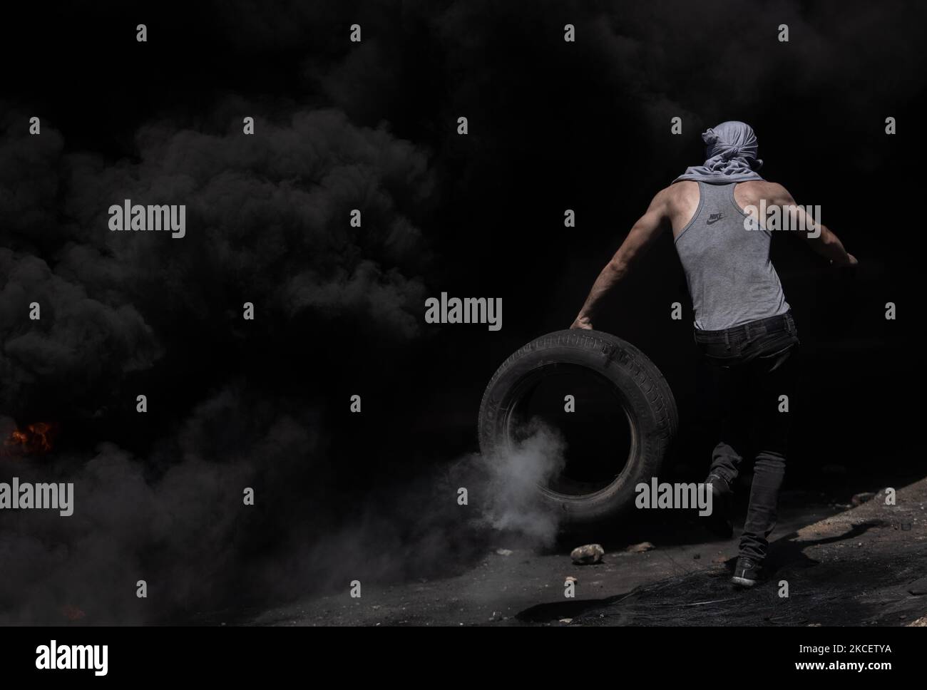 Palestinian man uses slingshot palestinian hi-res stock photography and ...