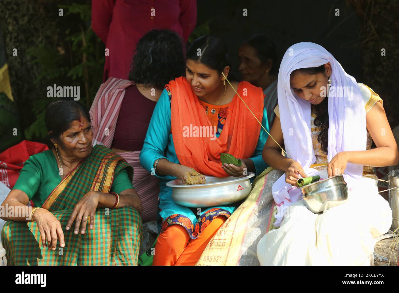 Hindu women complete final pongala preparations during the Attukal ...