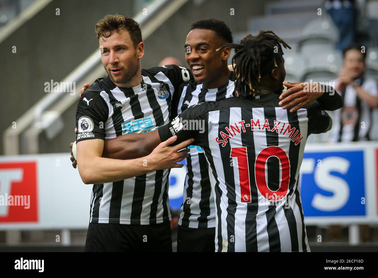 Newcastle United's Joe Willock celebrates with Paul Dummett and Allan ...