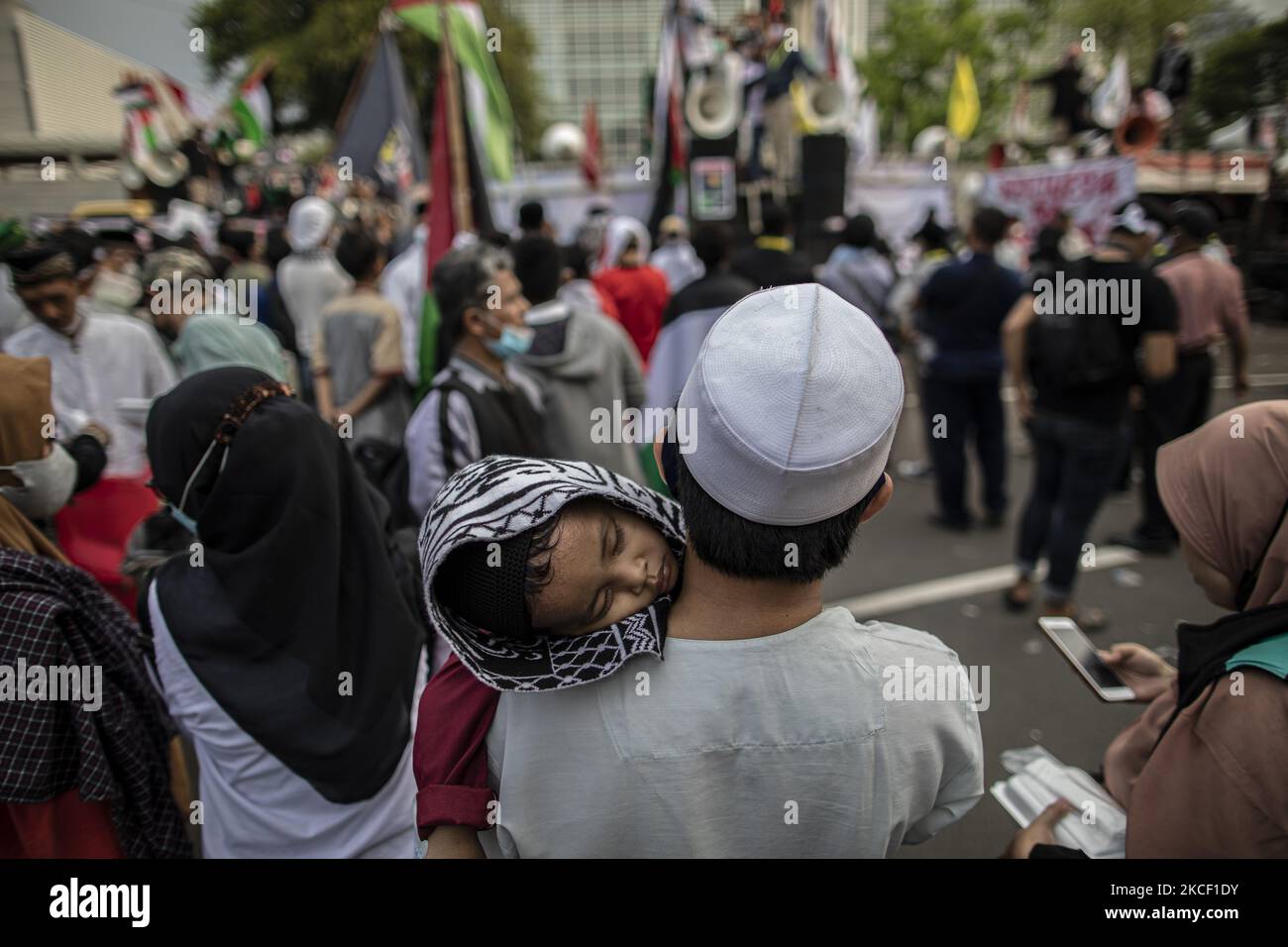 Thousands of muslim held demonstration in front of US emabassy in ...