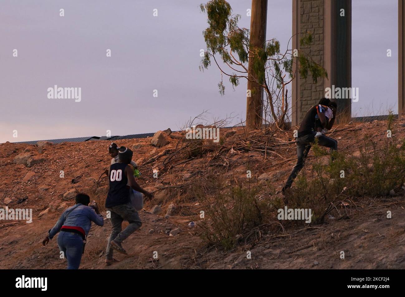 Refugee children mexico texas border hi-res stock photography and ...