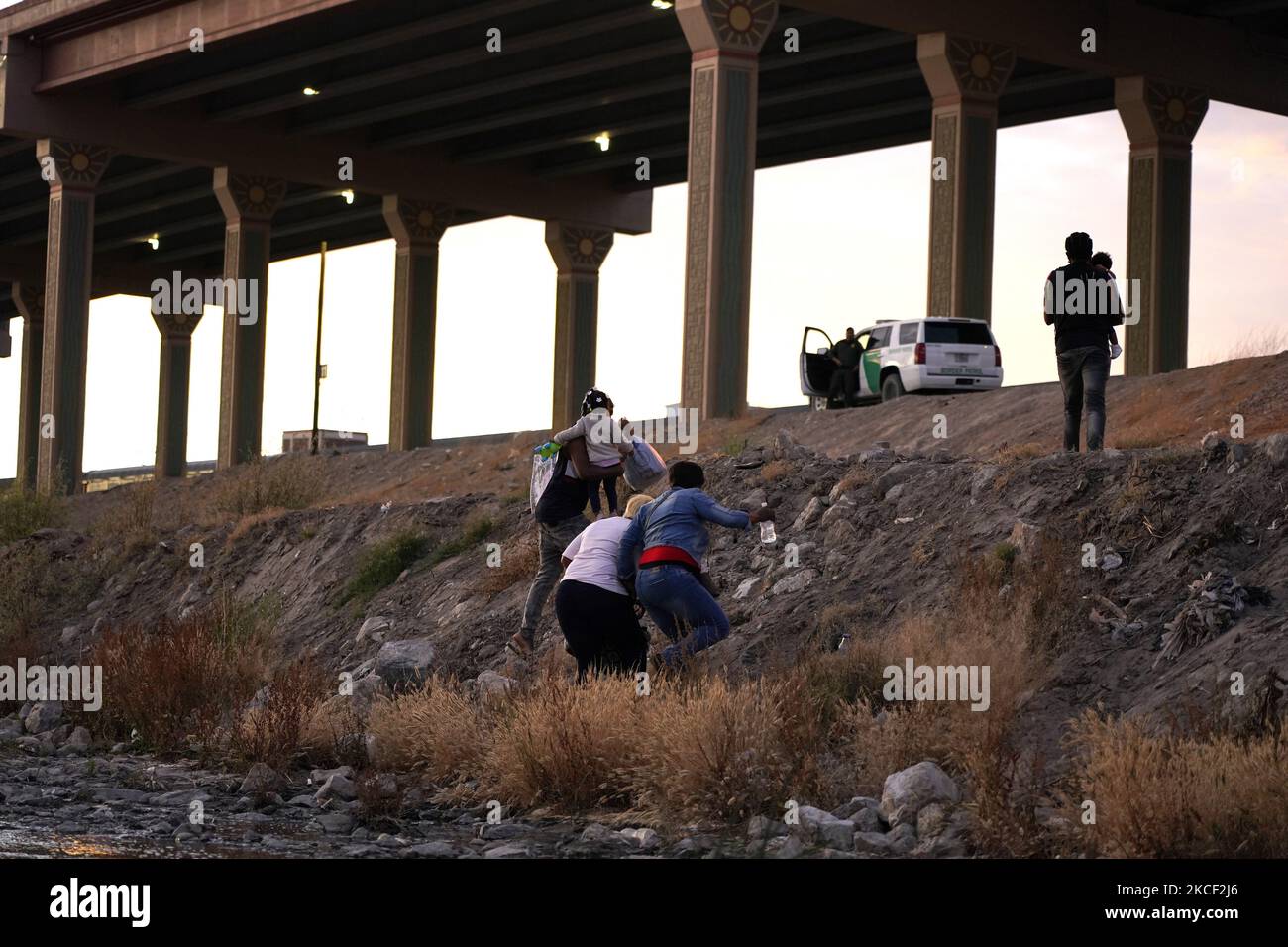 Refugee children mexico texas border hi-res stock photography and ...
