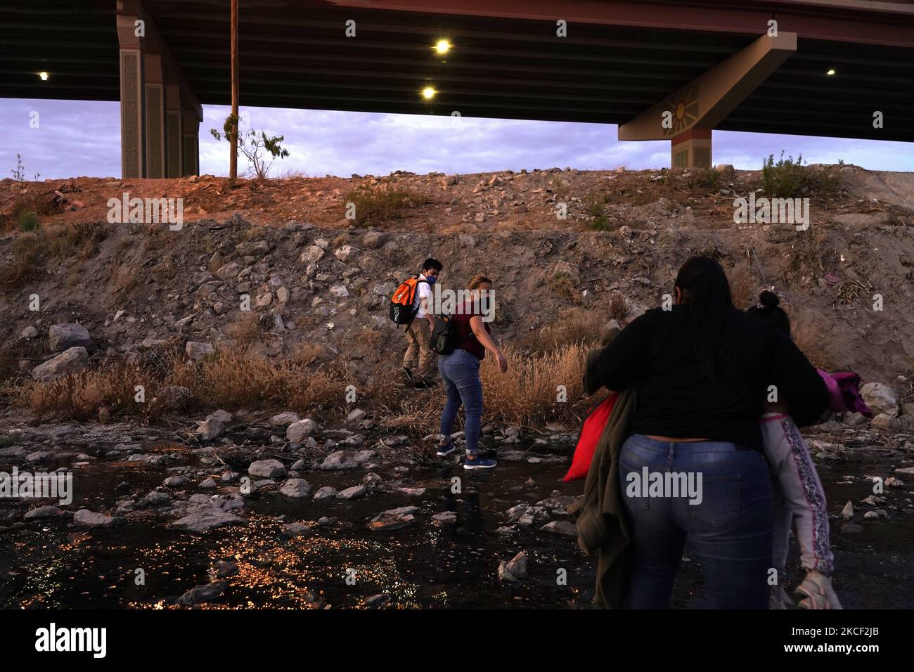 Refugee children mexico texas border hi-res stock photography and ...