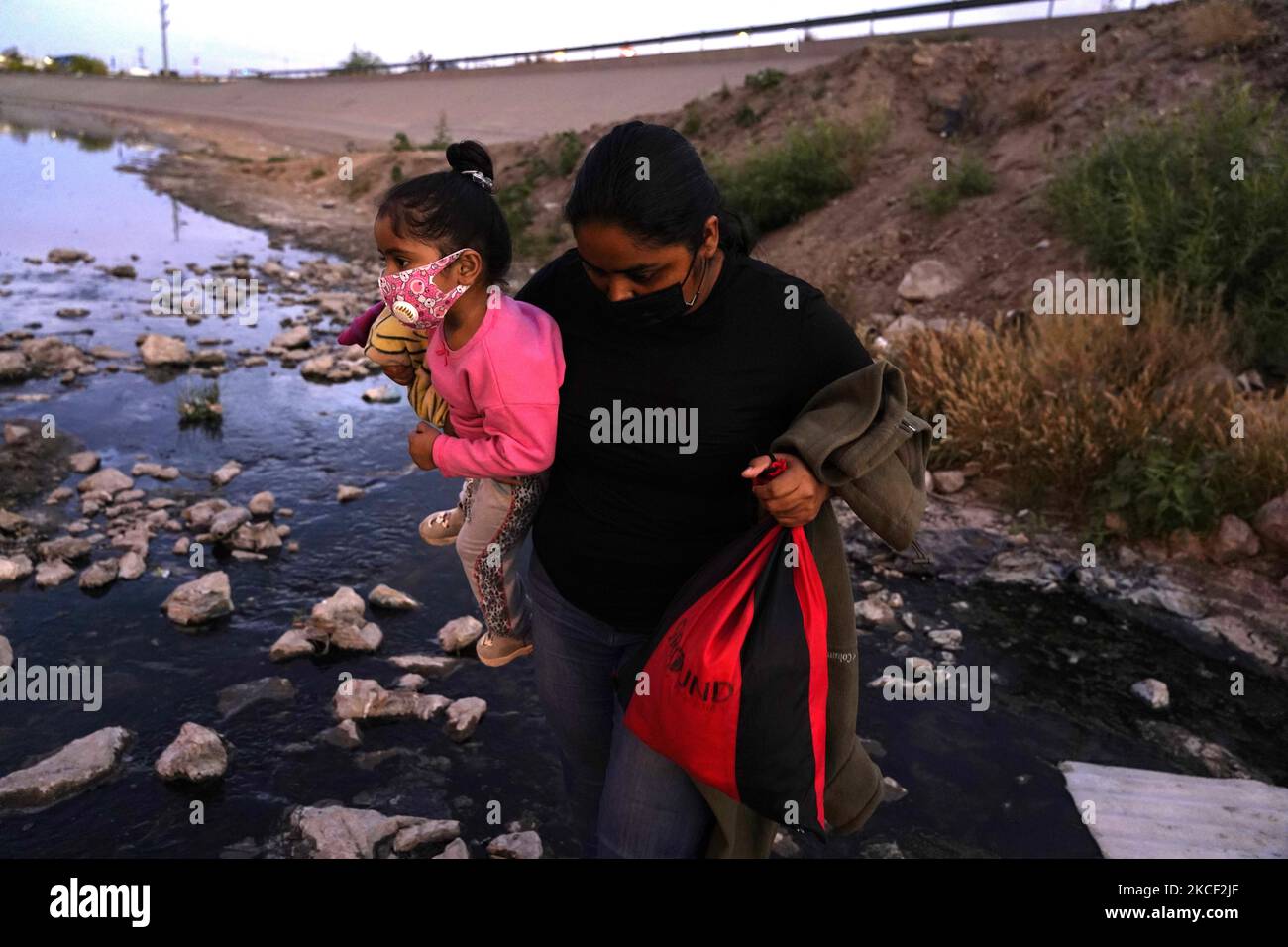 Refugee children mexico texas border hi-res stock photography and ...