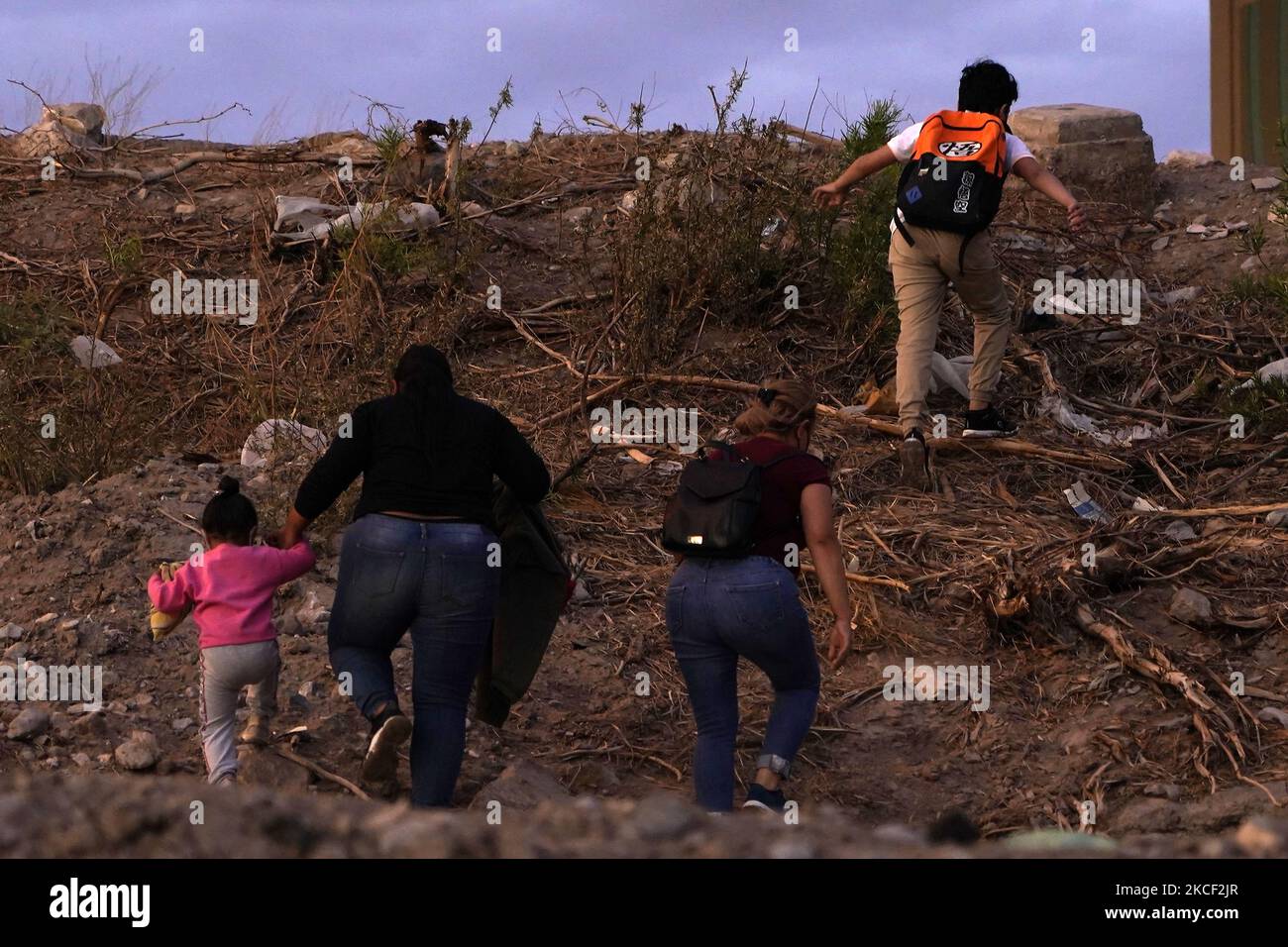 Refugee children mexico texas border hi-res stock photography and ...