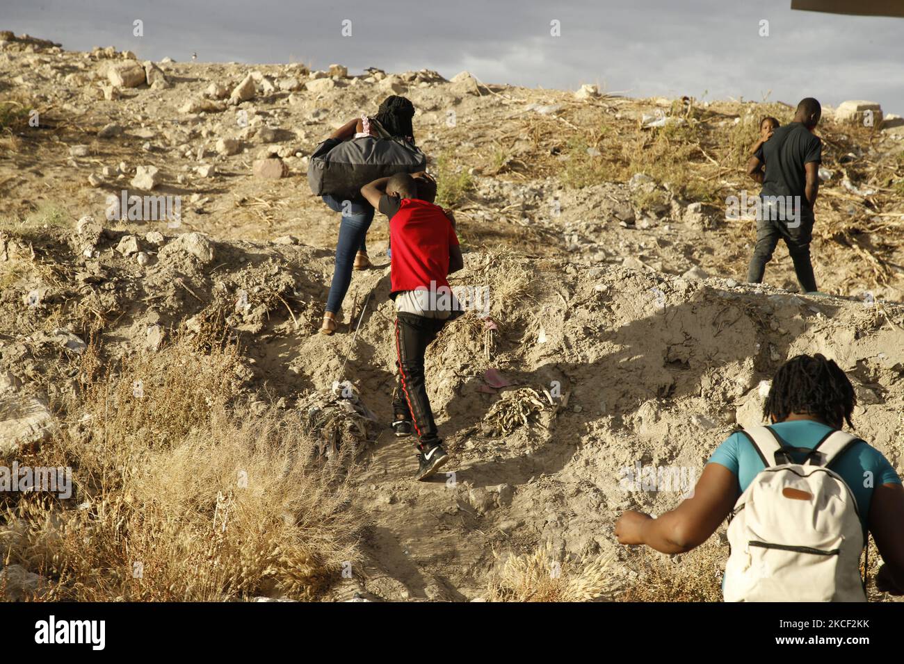 Refugee children mexico texas border hi-res stock photography and ...
