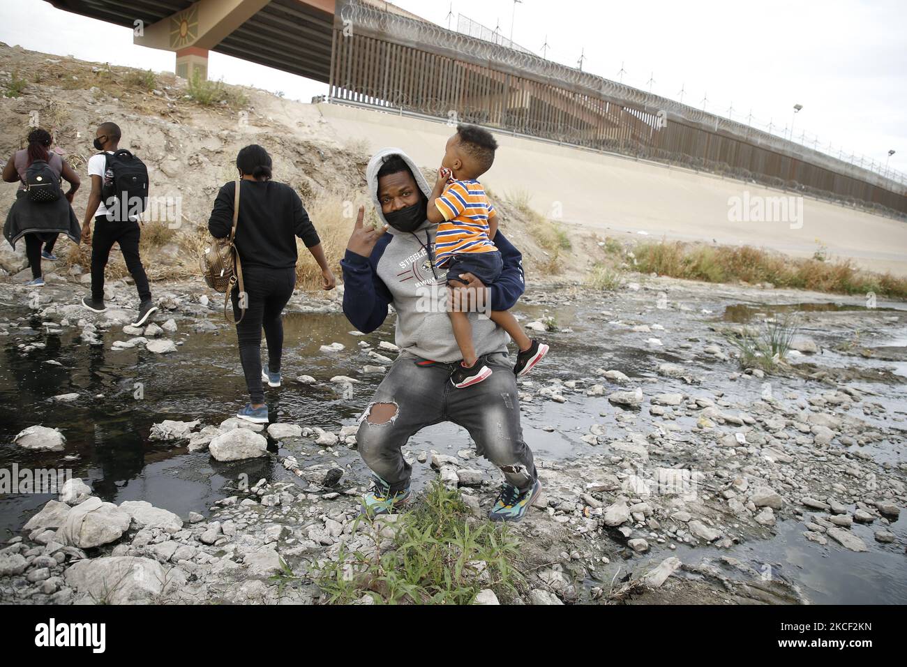 Refugee children mexico texas border hi-res stock photography and ...