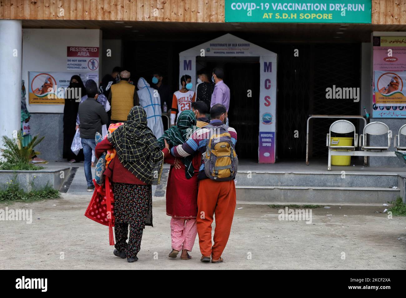 Family members help a Pregnant lady towards Covid-19 Coronavirus ...