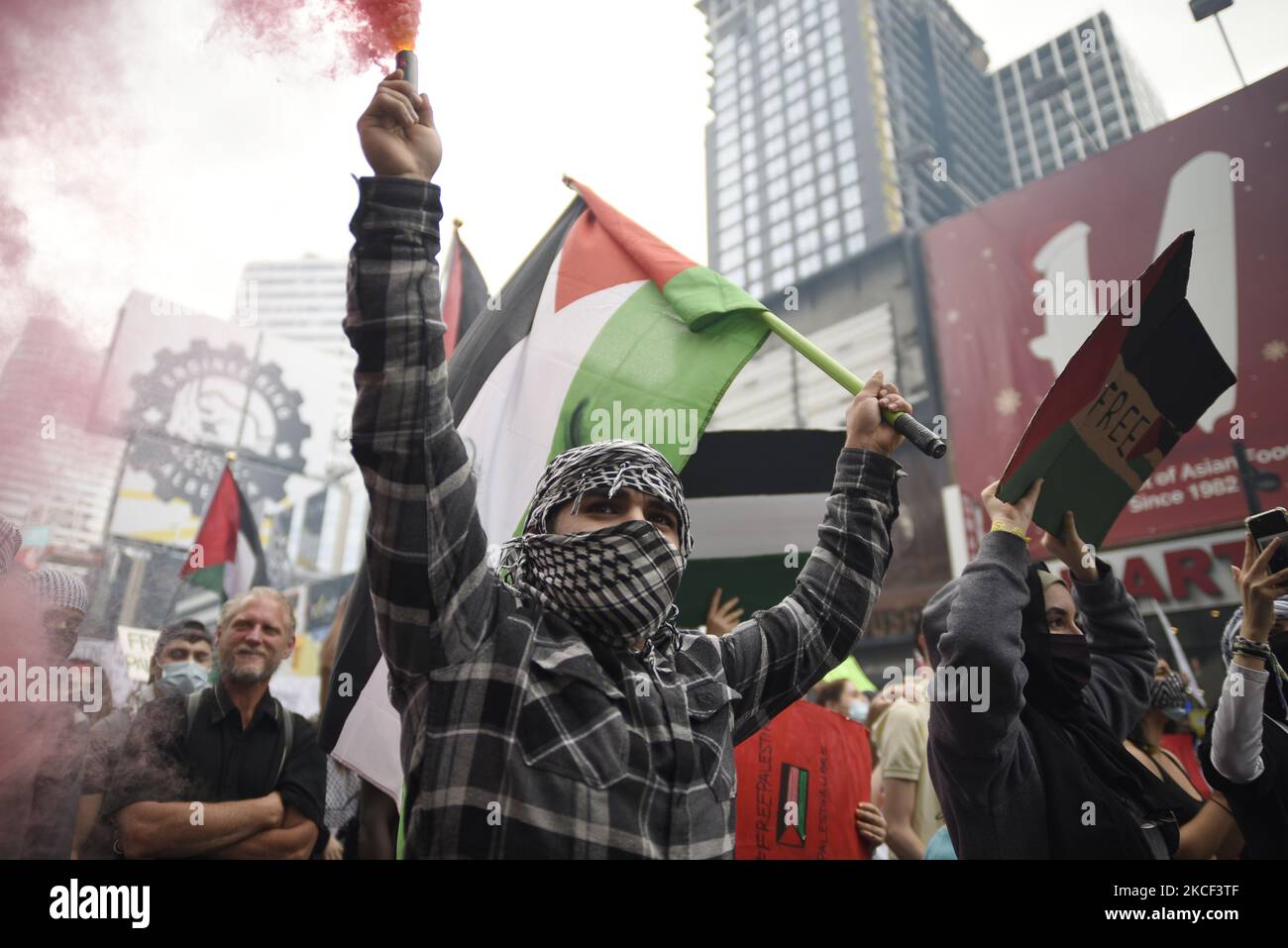 Pro Palestinian supporters gathered at Yonge and Dundas square in ...