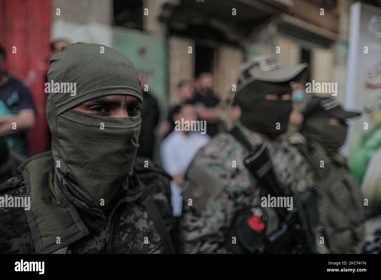 Members of Al-Qassam brigades, the armed wing of Palestinian Hamas ...