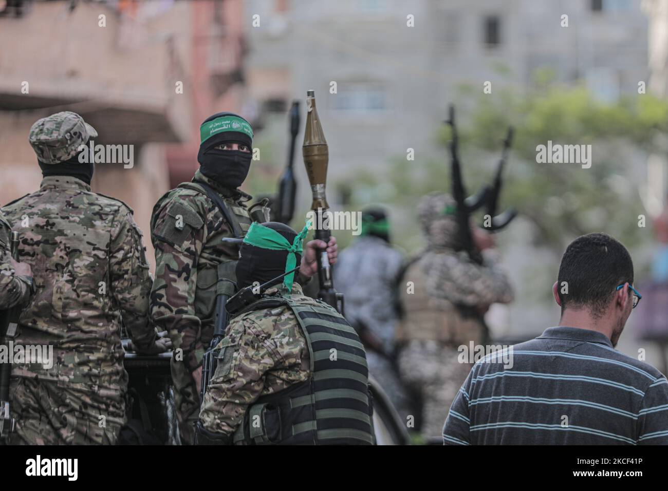 Members of Al-Qassam brigades, the armed wing of Palestinian Hamas ...