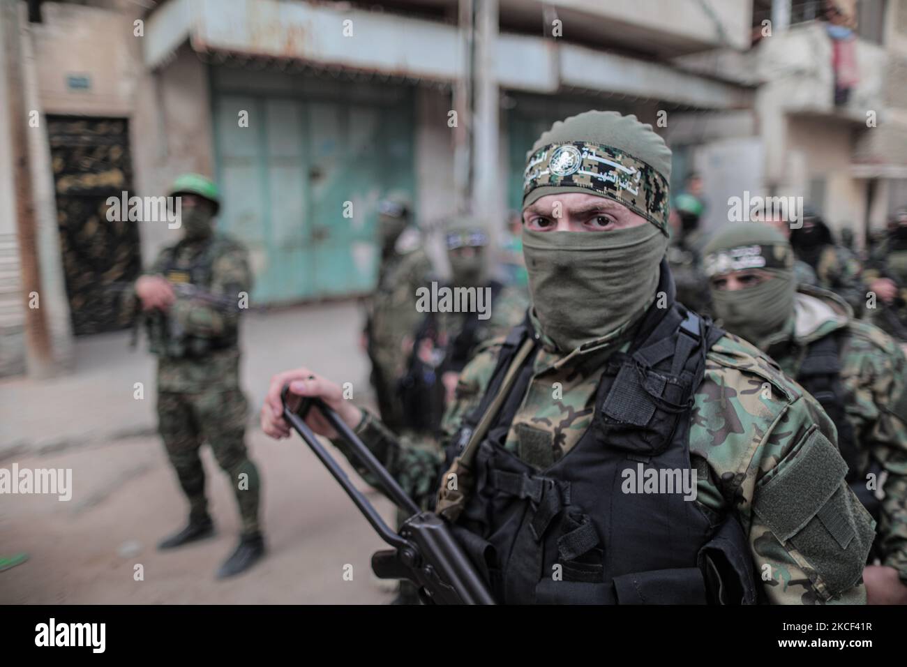 Members of Al-Qassam brigades, the armed wing of Palestinian Hamas ...